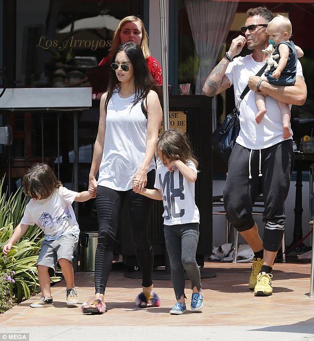 Así de casual sale Megan Fox de paseo con sus tres hijos AR cl