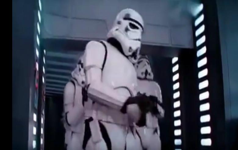 El stormtrooper que se golpeó la cabeza en Star Wars reapareció y habló ...