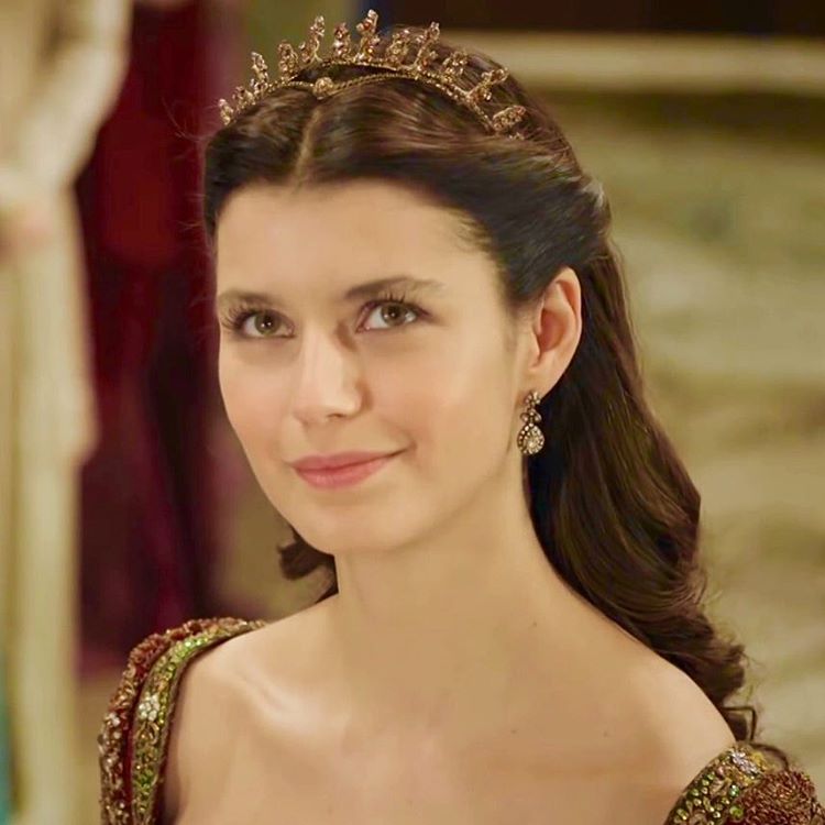 7 cosas que debes saber sobre Beren Saat, la gran diva que regresa al 13