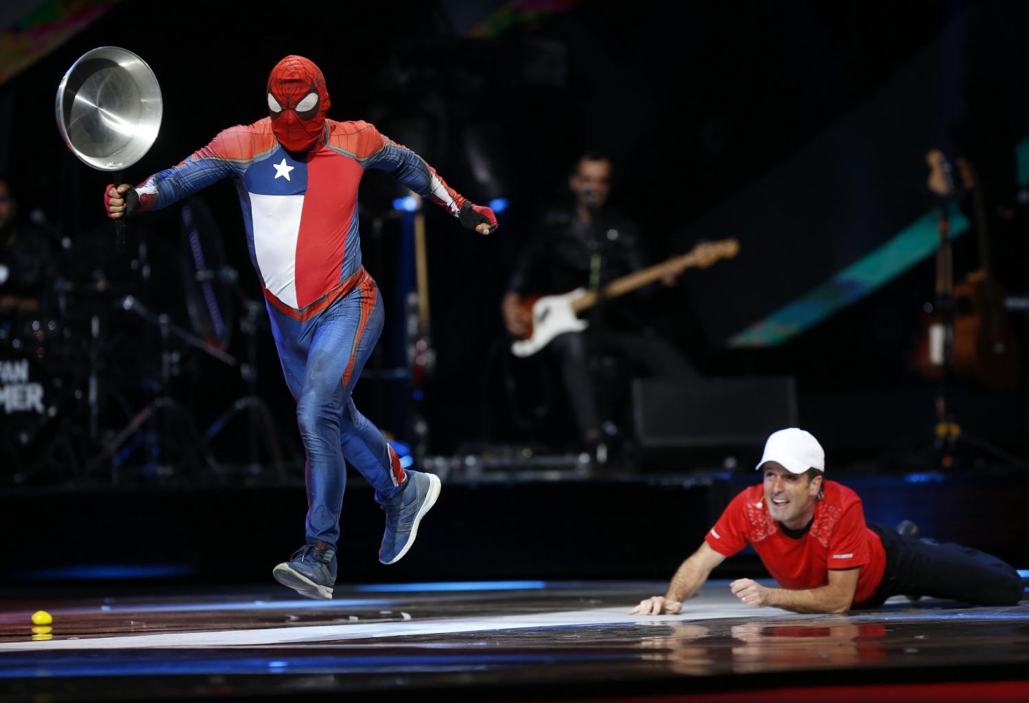 Sensual Spiderman sorprende en actuación de Stefan Kramer en Viña 2020