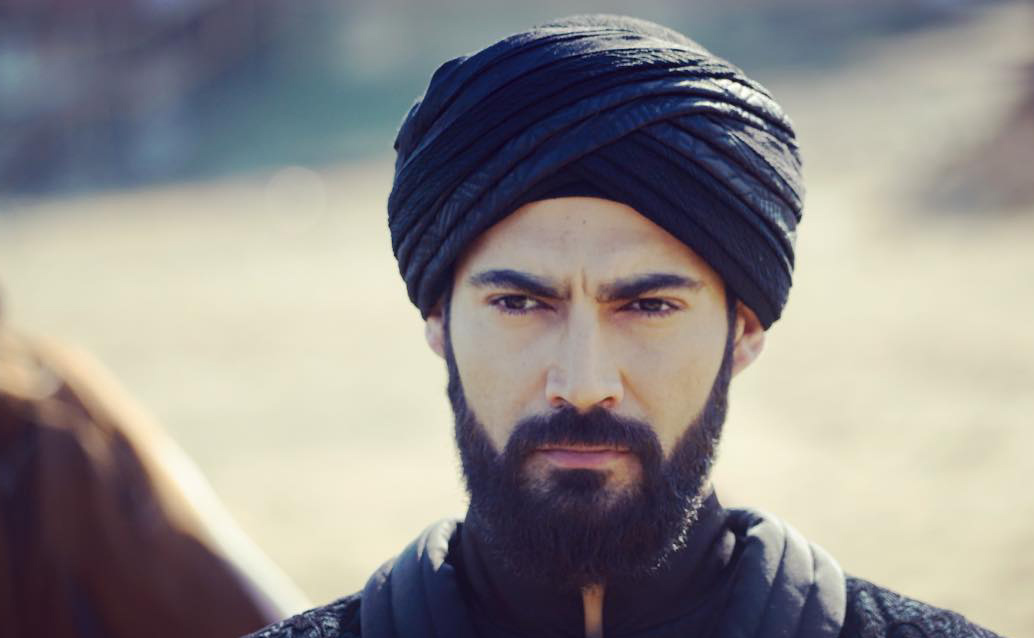 Así luce hoy el joven y sufrido protagonista de Ezel