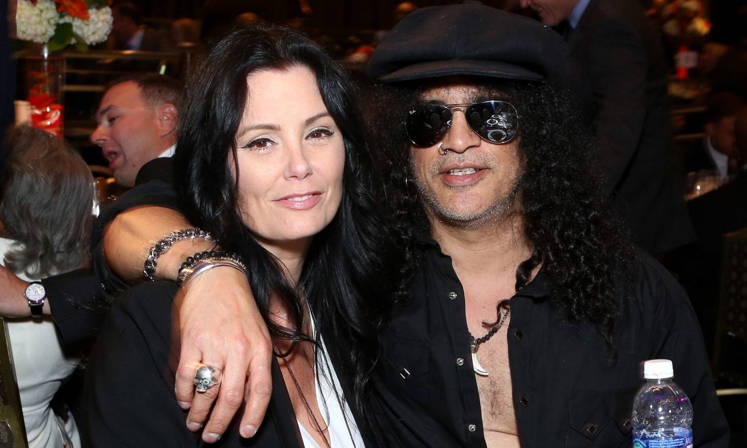 La particular noche de Slash y su pareja en Chile: Fue parado por ...