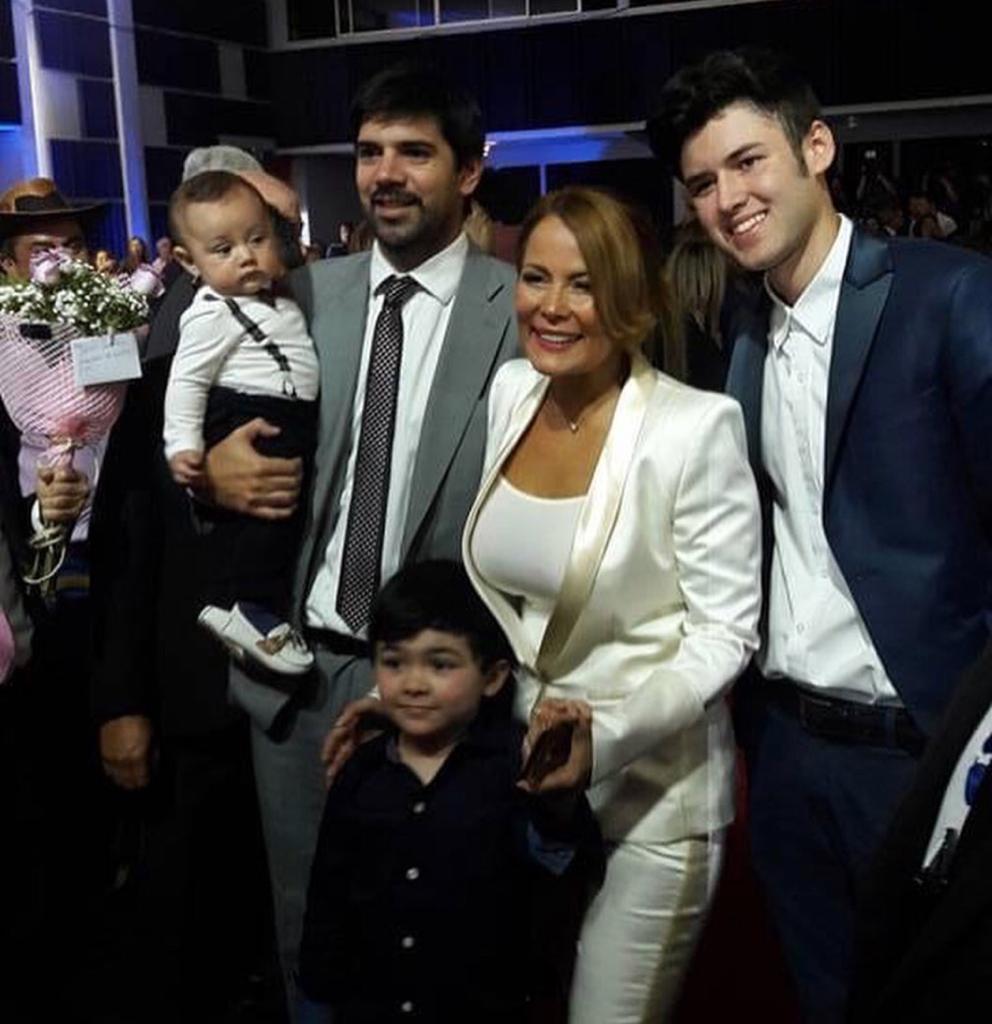 Cathy Barriga rescata a gato antes de asistir a un matrimonio