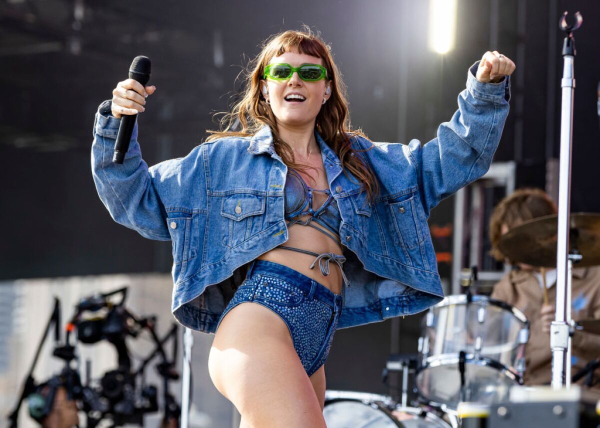 Tove Lo se grabó probando dulces chilenos: El cuchuflí no le gustó mucho