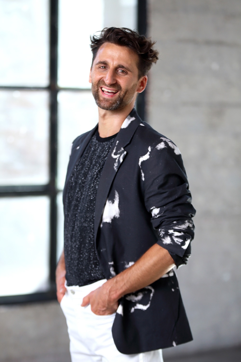 Emilio Edwards llega a lucir sus dotes para la danza en “Aquí se baila ...