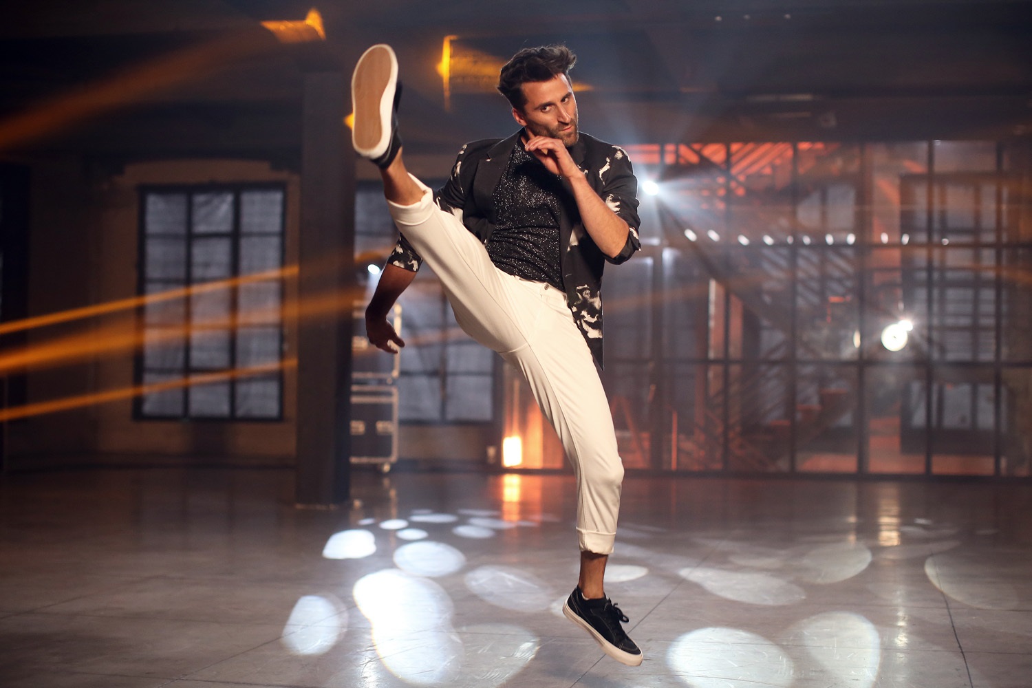 Emilio Edwards llega a lucir sus dotes para la danza en “Aquí se baila ...