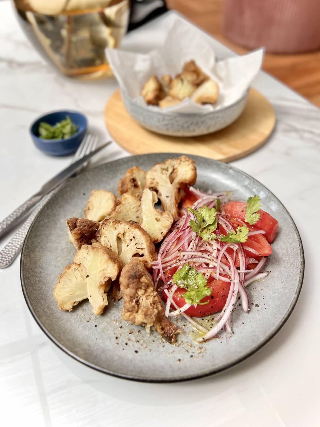 Fritos de coliflor con ensalada chilena