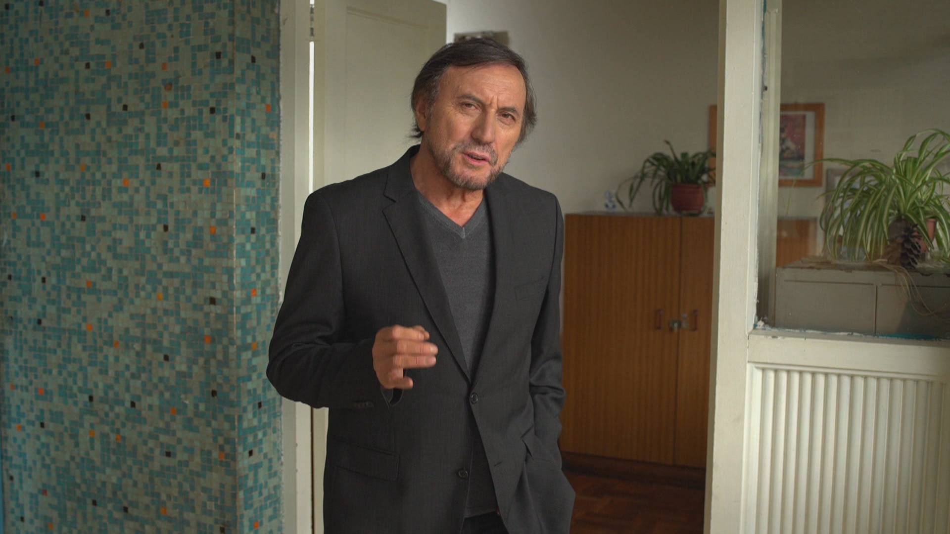 Carlos Pinto revela cómo surgió la idea de aparecer durante las escenas