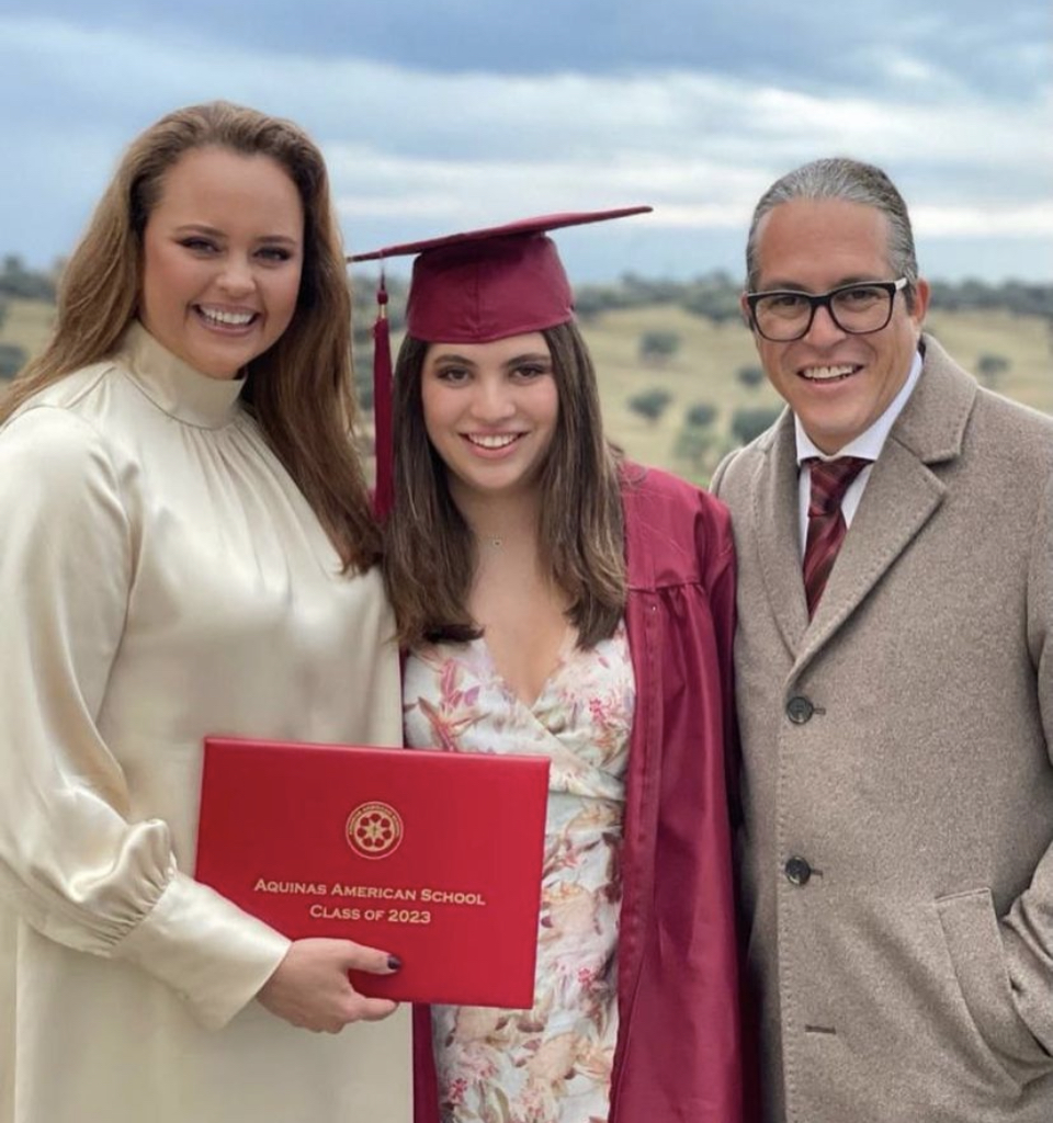 Hija de Rocío Dúrcal se muestra orgullosa tras graduación de su hijastra Hija de Rocío Dúrcal se muestra orgullosa tras graduación de su hijastra