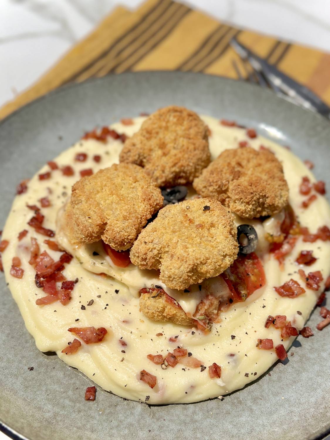 Nuggets napolitanos con puré de papas y jamón crocante
