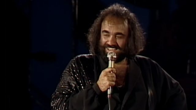 Demis Roussos visitó “Aplauso” en 1980 e hizo vibrar al público con ...