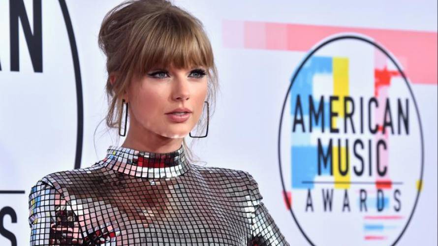 Taylor Swift Es Comparada Con Una Bola Disco Por Su Look En Los Ama´s