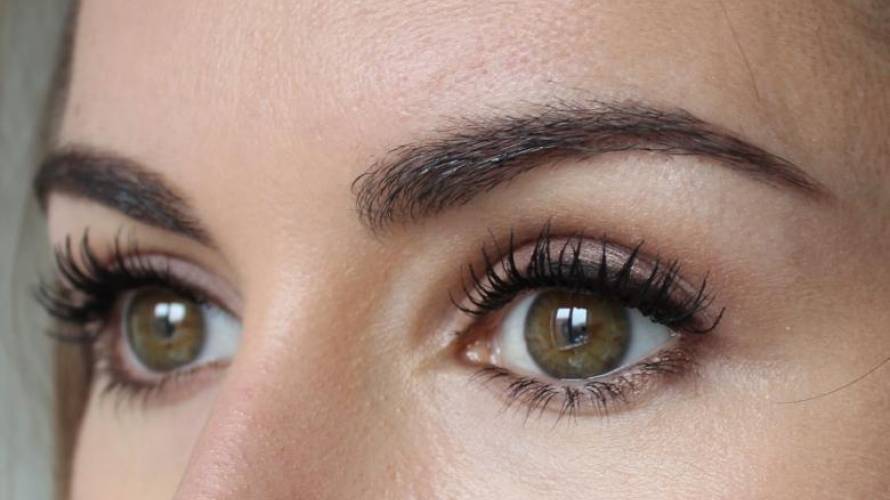 Esta es la nueva tendencia en cejas que divide a las redes sociales