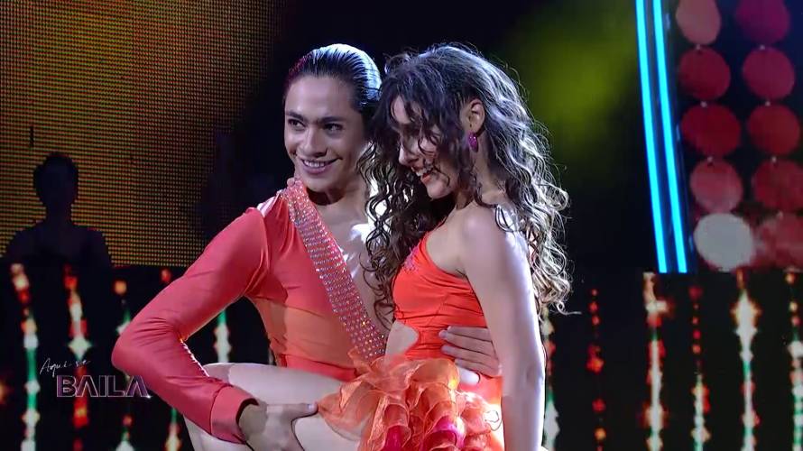 Emmanuel Torres trató de mostrar su otra faceta bailando salsa