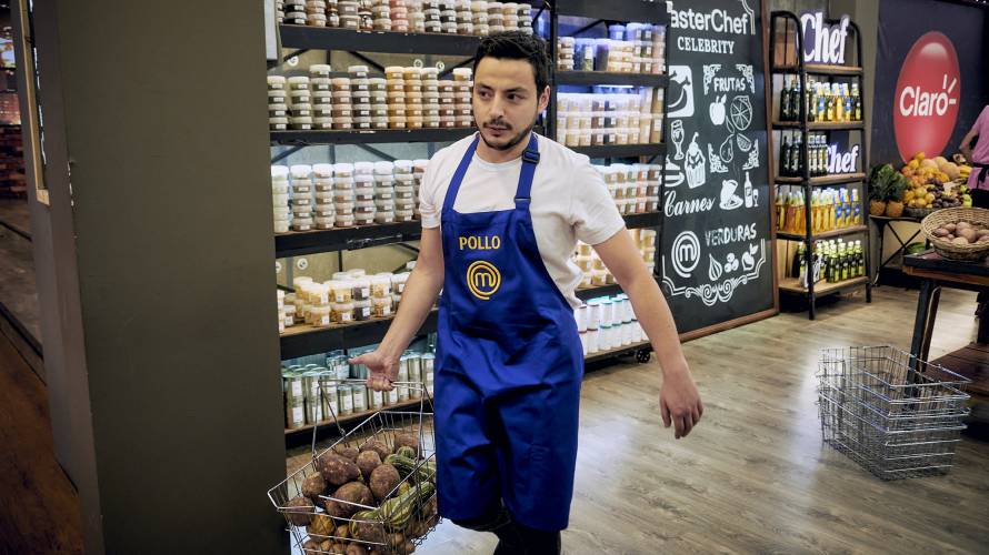 Pollo Castillo es regañado por su forma de pelar papas