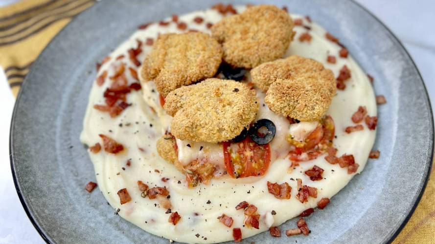 Nuggets napolitanos con puré de papas y jamón crocante
