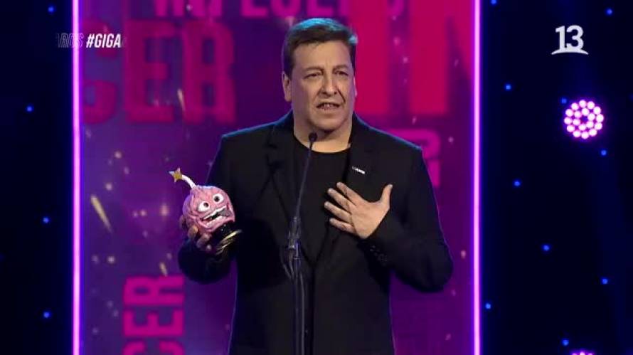 Julio César Rodríguez se emocionó al recibir el premio al Súper Influencer