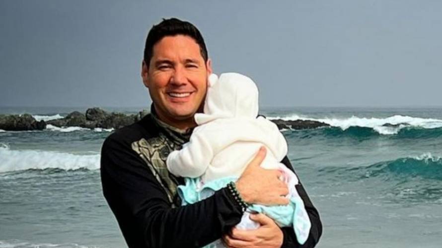 ”Te amo mi amor”: Pancho Saavedra sorprendió con los primeros gateos de Laura